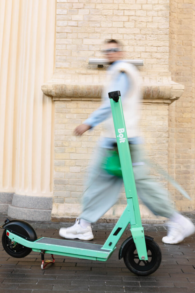 Bolt вирішує проблему хаотичного паркування електросамокатів — UASpectr